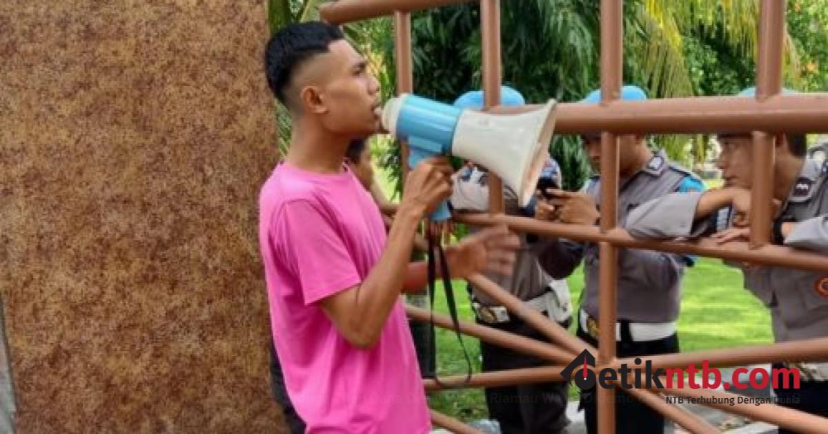 Diduga Tilap Dana Desa, Kades Riamau Wawo Didemo di Polda NTB - Detik NTB